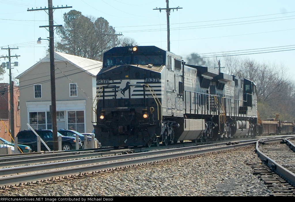 NS C40-8W #8371 leads a westbound baretable across Main Street